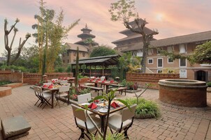 Pequenos-almoços, almoços, jantares servidos, com vista para o jardim 