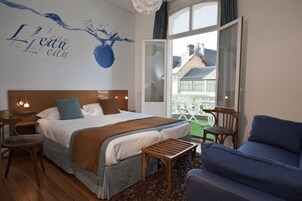 Quarto casal superior | Escrivaninha, quartos à prova de som, berços grátis, Wi-Fi de cortesia