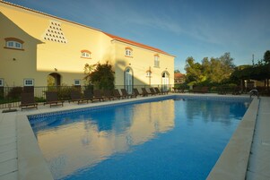 Piscina externa, guarda-sóis, espreguiçadeiras