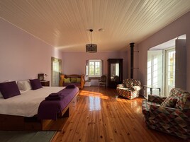 D. Leonor (Manor House - 1st Floor, Max 4 Guests) | Cofres nos quartos, individualmente decorados