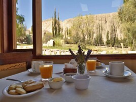 Café da manhã com buffet grátis todos os dias