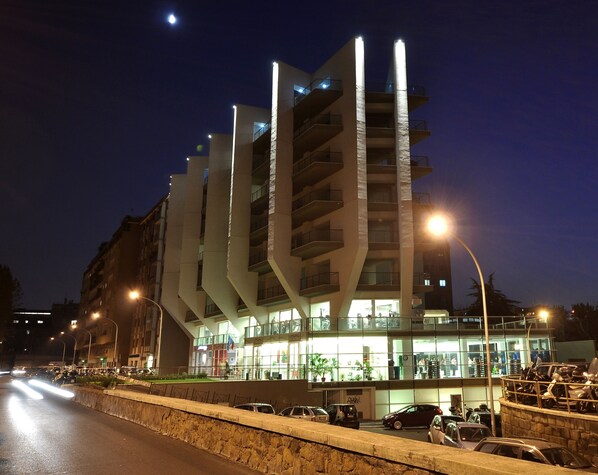 Fachada do alojamento (tarde/noite)