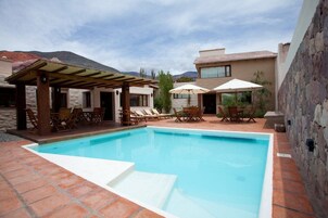 Piscina exterior, espreguiçadeiras 