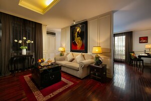 Uma sala de estar bem iluminada com um sofá, uma mesa de centro e um quadro na parede.
