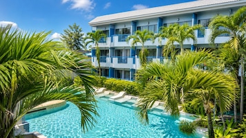 Quarto Superior, vista para a piscina | Piscina exterior | 3 piscinas exteriores 