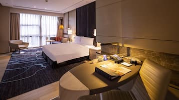 Quarto executivo, 1 cama King (High Floor) | Roupas de cama premium, edredons de pluma, frigobar, cofres nos quartos