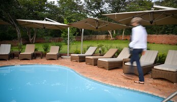 Piscina exterior, guarda-sóis, espreguiçadeiras 