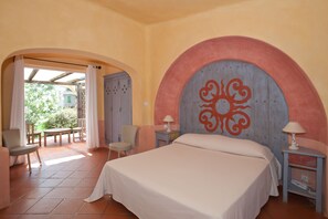 Quarto casal ou duplo conforto | Cofres nos quartos, escrivaninha, ferros/tábuas de passar roupa