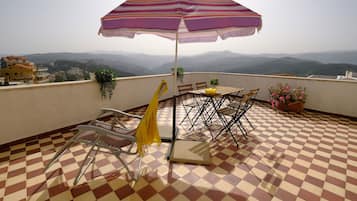 Quarto Duplo Superior, 1 cama de casal ou 2 camas individuais, acessível, kitchenette | Terraço/pátio interior