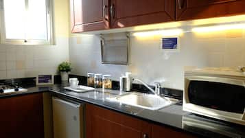 Um frigorífico, um micro-ondas, uma placa de cozinha