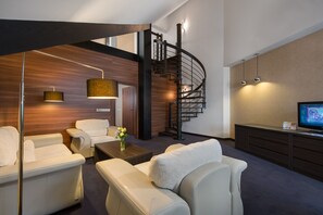 Roupa de alta qualidade, minibar, cofre no quarto