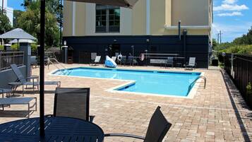 Piscina exterior, guarda-sóis, espreguiçadeiras