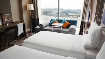 Quarto Twin Executivo, 2 camas individuais | 1 quarto, minibar, cofre no quarto, com decoração personalizada