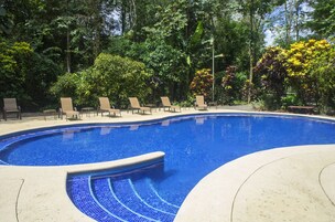 Piscina exterior, espreguiçadeiras 