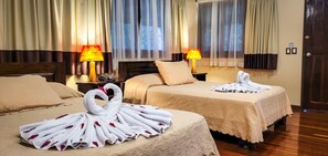 Quarto standard, 2 camas de casal (Sarapiqui Room) | Roupas de cama premium, cofres nos quartos, escrivaninha, roupa de cama