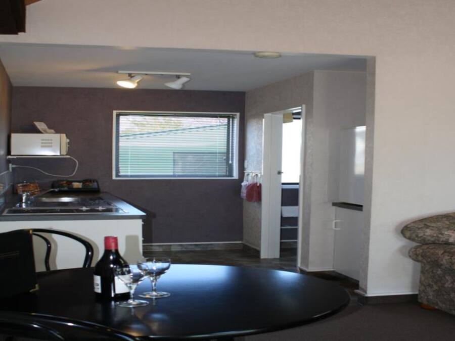 Estúdio, 1 cama King | Área de estar | TV