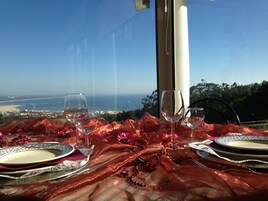 Servem pequenos-almoços, almoços, jantares e brunches (fins de semana)
