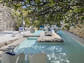 Terraço com espreguiçadeiras