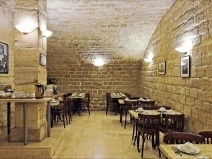 Café da manhã continental todos os dias (EUR 11.50 por pessoa)
