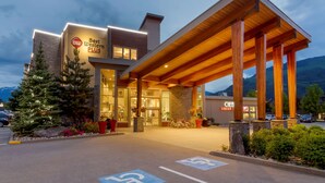 Entrada de hotel com design moderno, placa Best Western PLUS e uma loja de bebidas chamada CHEF LIQUOR.
