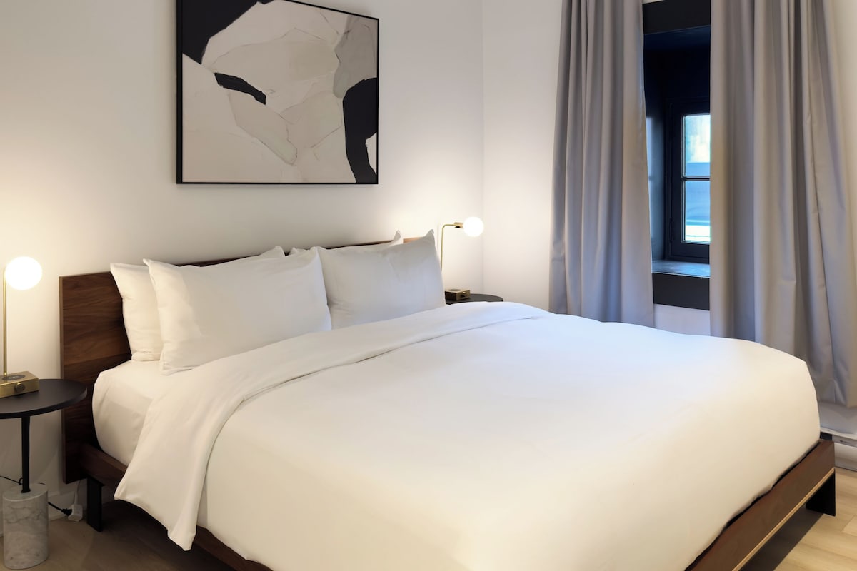 Quarto Deluxe (Plus) | Roupa de alta qualidade, cofre no quarto, secretária 