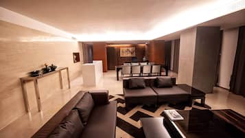 Suite, 1 cama king-size (Top Floor) | Sala de estar | Televisor de ecrã plano de 40 polegadas com canais por cabo, televisor