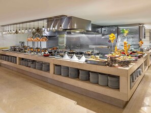 2 restaurantes, é servido café da manhã