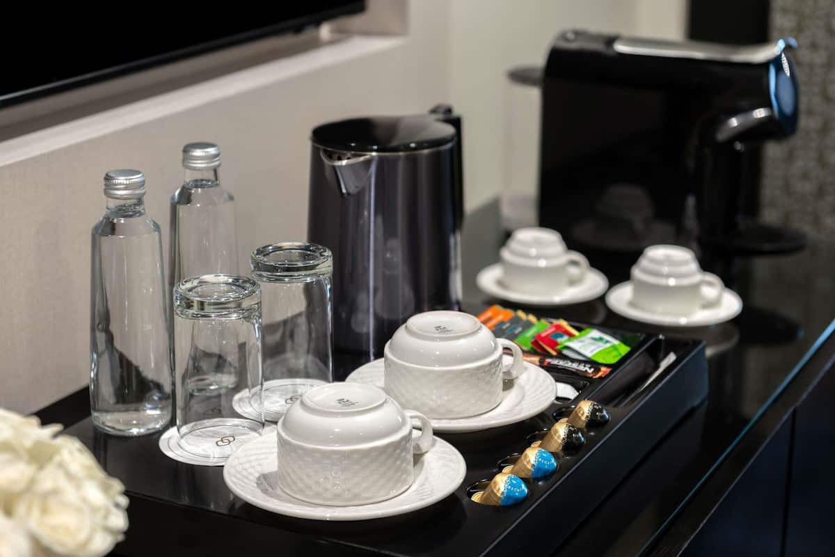 Roupas de cama premium, frigobar (abastecido com itens grátis)