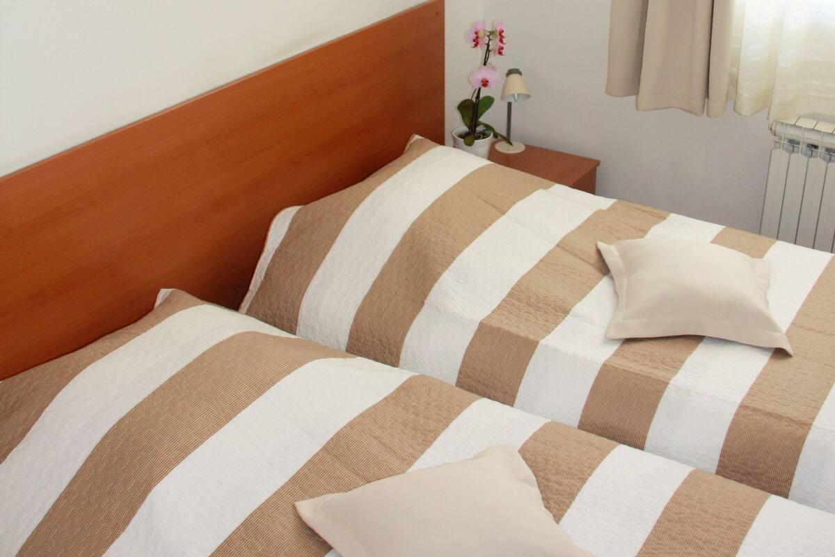 Quarto Twin Básico, 1 quarto | Cortinas/cortinados opacos, ferro/tábua de engomar, Wi-fi grátis