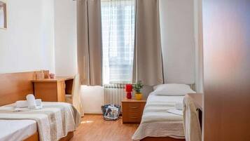 Cortinas/cortinados opacos, ferro/tábua de engomar, Wi-fi grátis