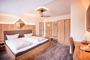 Quarto Quádruplo, não fumadores | Minibar, secretária, Wi-fi grátis, roupa de cama fornecida 