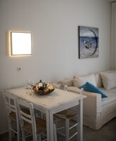 Apartamento Superior, 1 quarto, varanda | Sala de estar | Televisor LED de 28 de polegadas com canais digitais, televisor, tablet