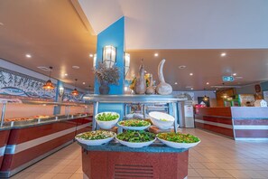 2 restaurantes, com serviço de café da manhã e almoço; culinária turca