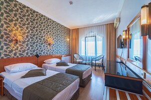 Quarto Standard, vista para o mar | Minibar, cofre no quarto, secretária 