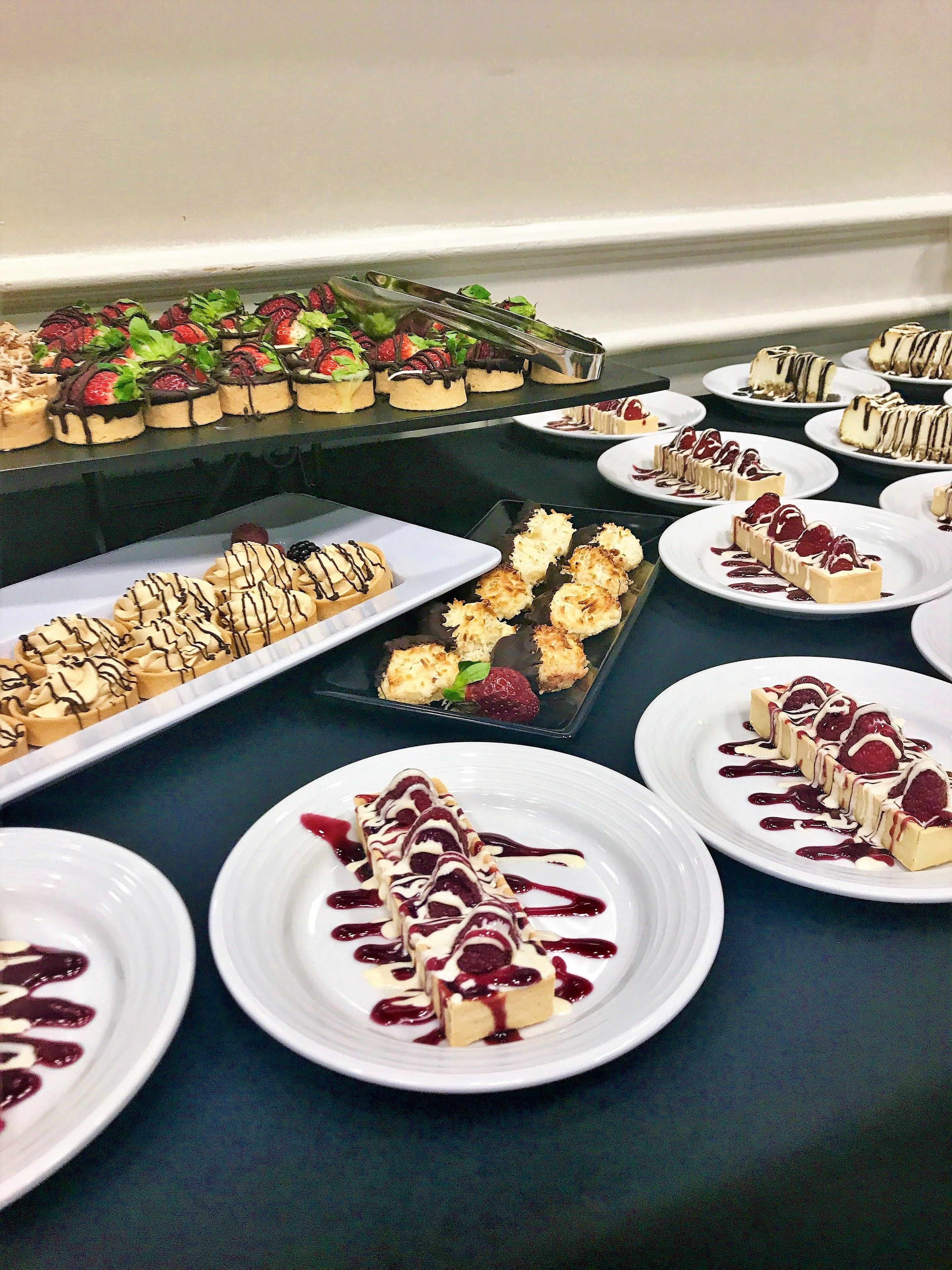 Buffet com diversos doces e pâtisseries.