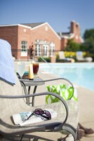 Piscina interna, piscina externa sazonal, espreguiçadeiras