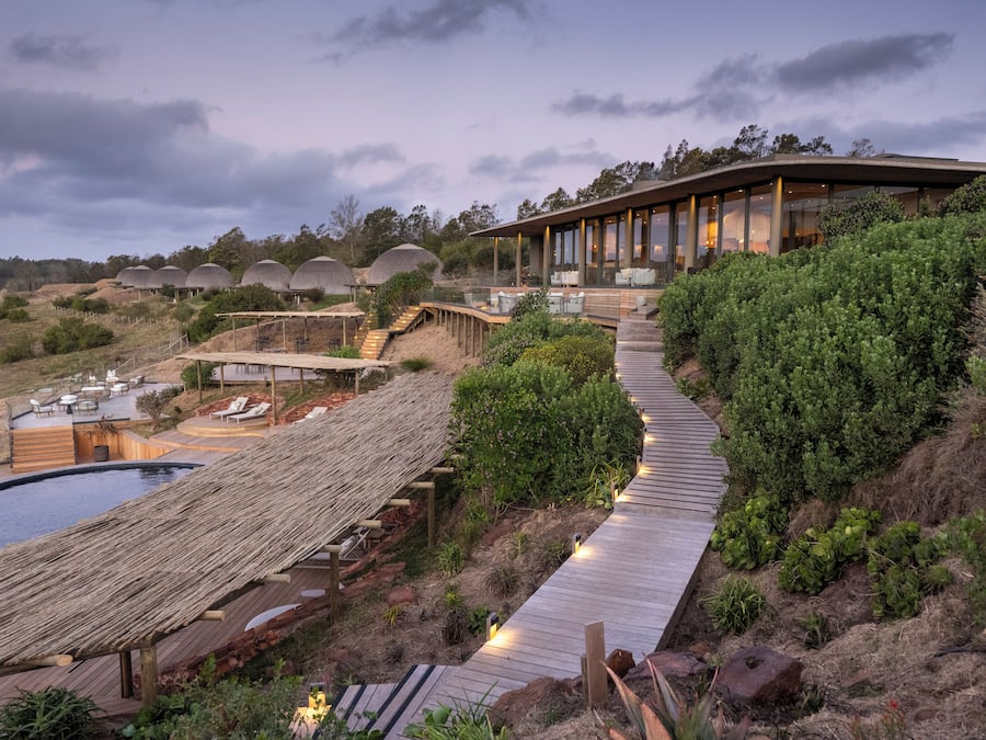 Fachada da propriedade à noite