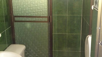 Chuveiro, toalhas de banho, sabonete, papel higiênico