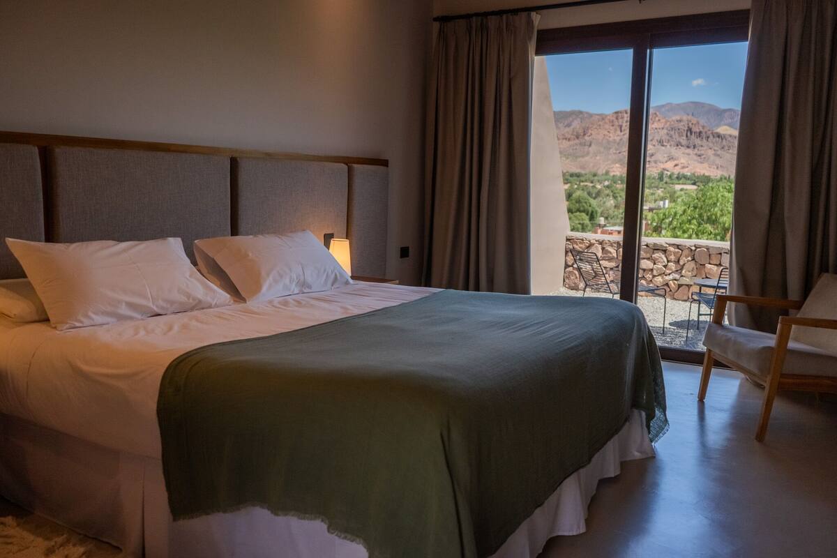 Quarto casal luxo, 1 cama Queen | Frigobar, cofres nos quartos, quartos à prova de som, Wi-Fi