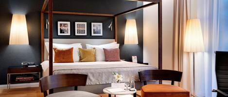 Roupas de cama premium, cofres nos quartos, escrivaninha