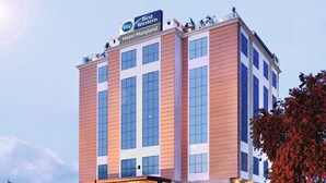 Um hotel com vários andares e uma placa grande que diz "Best Western Hotel Maryland".