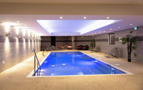 Piscina interior, espreguiçadeiras 