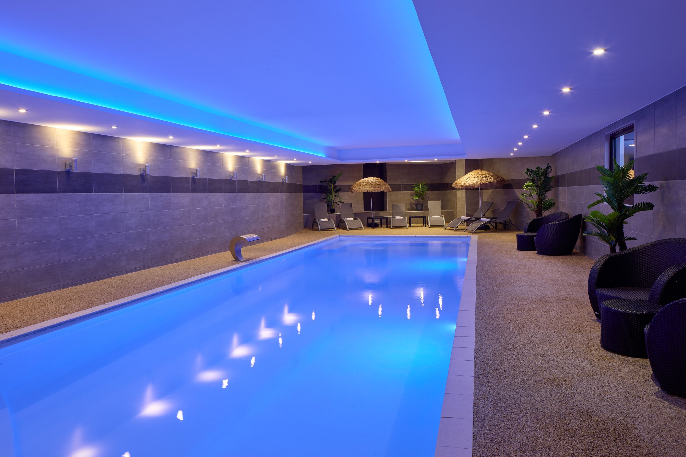 Piscina interna, espreguiçadeiras