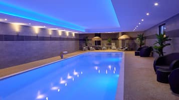 Piscina interna, espreguiçadeiras