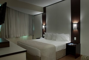 Frigobar, cofres nos quartos, escrivaninha, cortinas blackout