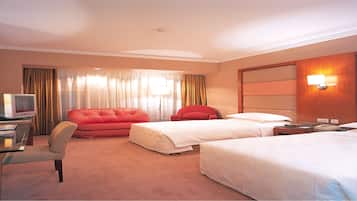 Quarto Twin Deluxe | Minibar, cofre no quarto, secretária, cortinas/cortinados opacos