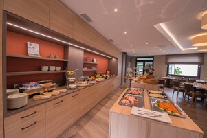 Café da manhã com buffet grátis todos os dias