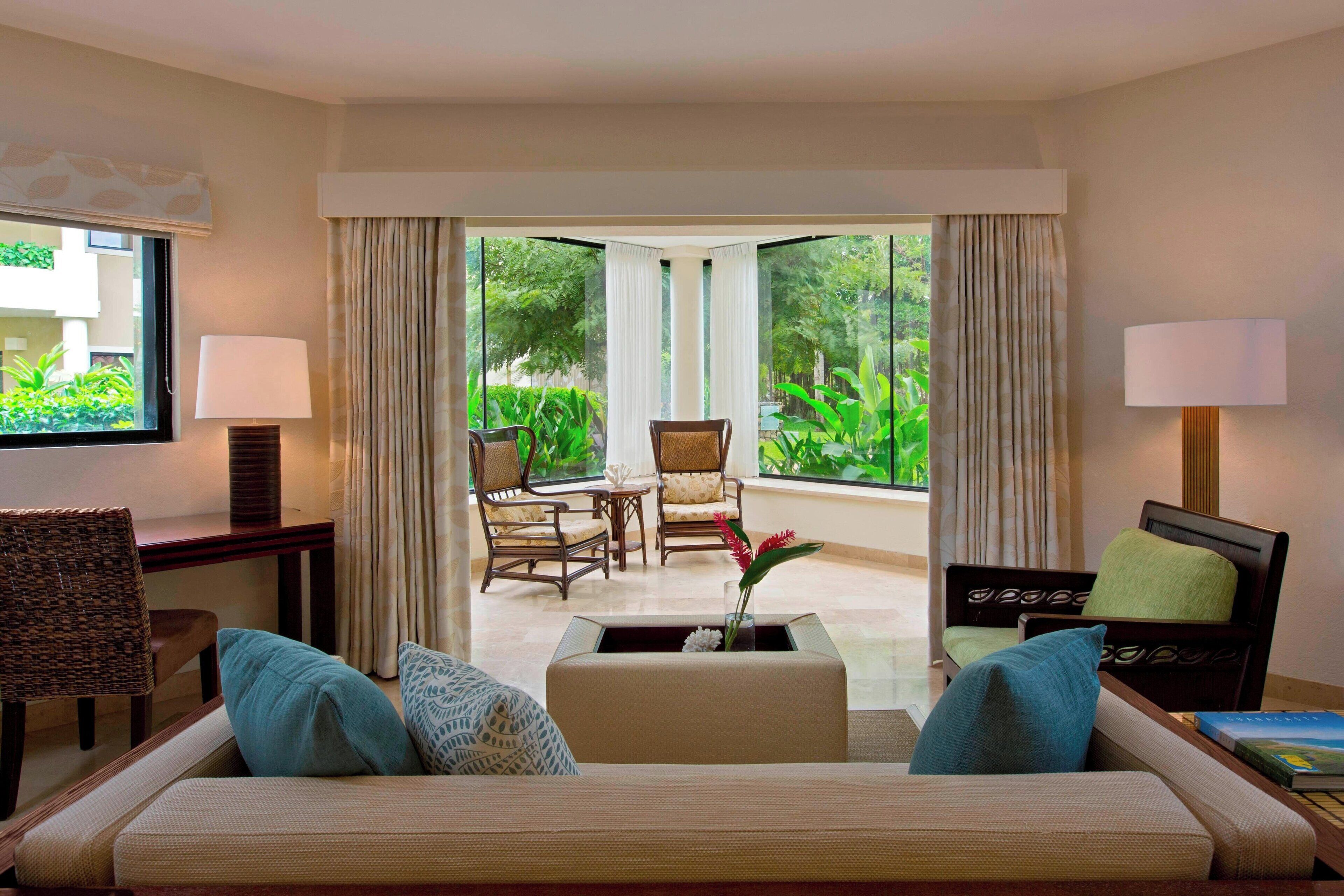 Na praia, areia branca, toalhas de praia 