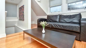 1 Bedroom Apartment | Sala de estar | Televisor LCD, piso aquecido