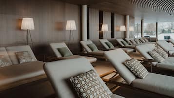 Salas para tratamentos a dois, sauna seca, banheira de hidromassagem